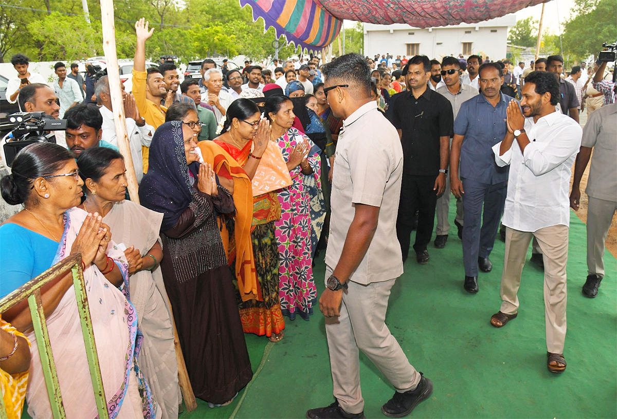 CM YS Jagan and YS Bharathi: పులివెందులలో ఓటేసిన సీఎం జగన్‌ దంపతులు (ఫొటోలు) | AP Elections 2024 ...